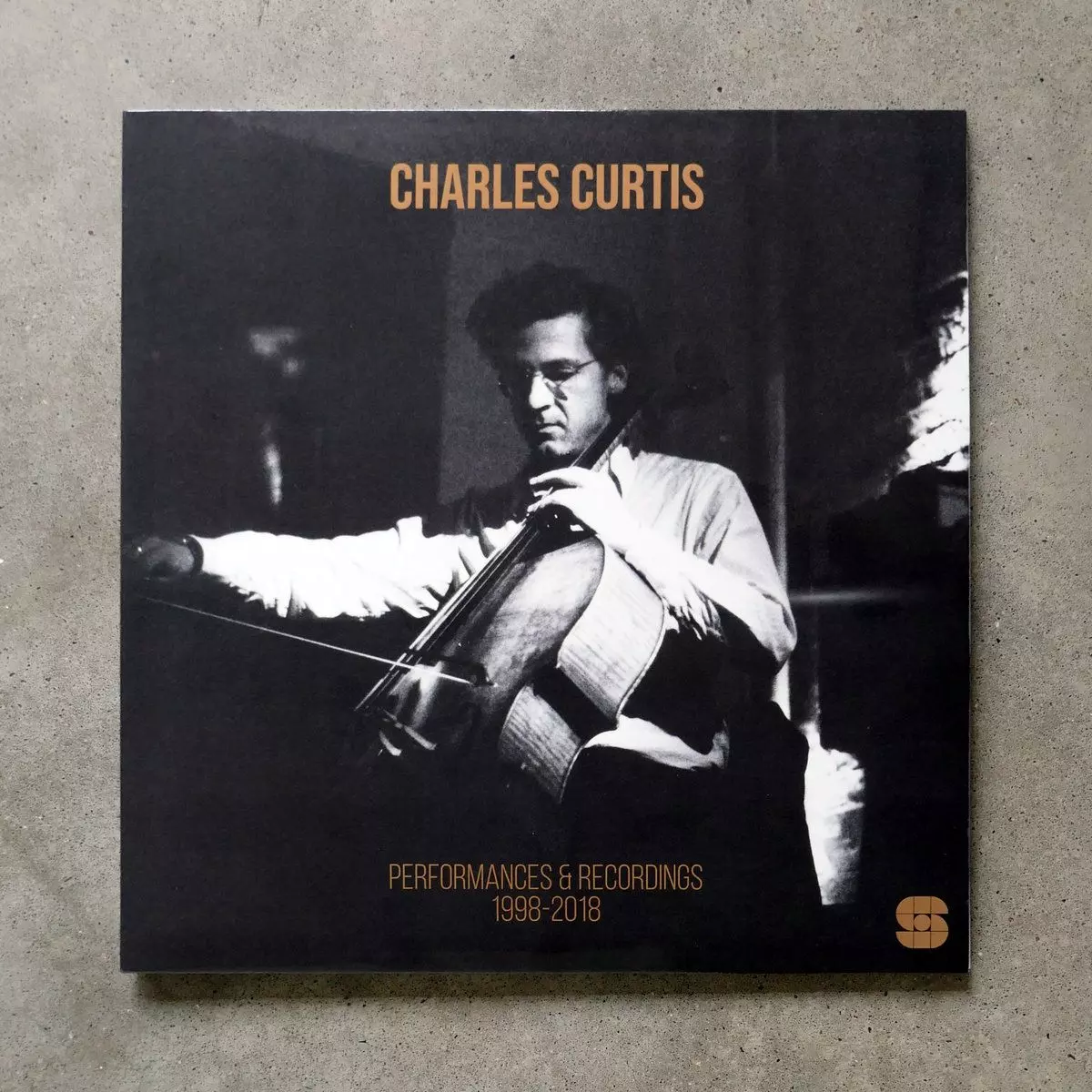 PERFORMANCES & RECORDINGS 1998-2018/CHARLES CURTIS/エリアーヌ・ラディーグ、テリー・ジェニングスら参加 / USチェロ奏者 キャリア初期を包括 ...