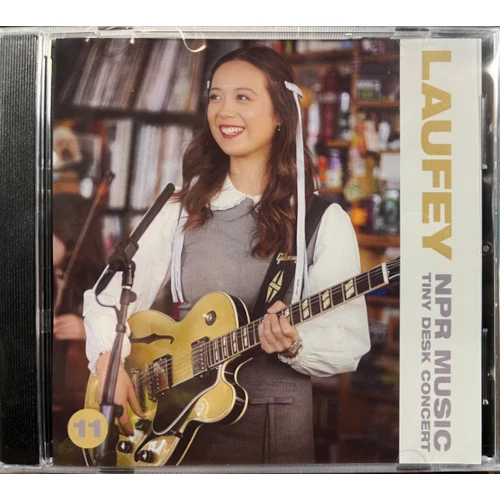 NPR Music Tiny Desk Concert/LAUFEY/レイヴェイ/2023年12月13日にワシントンD.C.にあるボブ・ボイレンズ・デスクで行ったコンサートのライヴ音源 ...